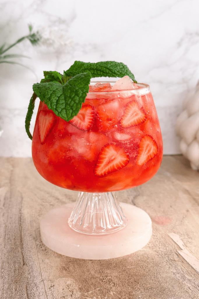 Tropical Strawberry Moscow Mule Recipe (Easy Strawberry Vodka Cocktail ...