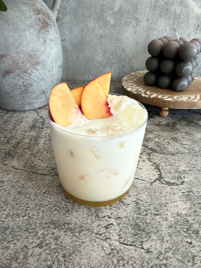 Creamy Peaches and Cream Cocktail (Easy Dessert Cocktail Recipe ...